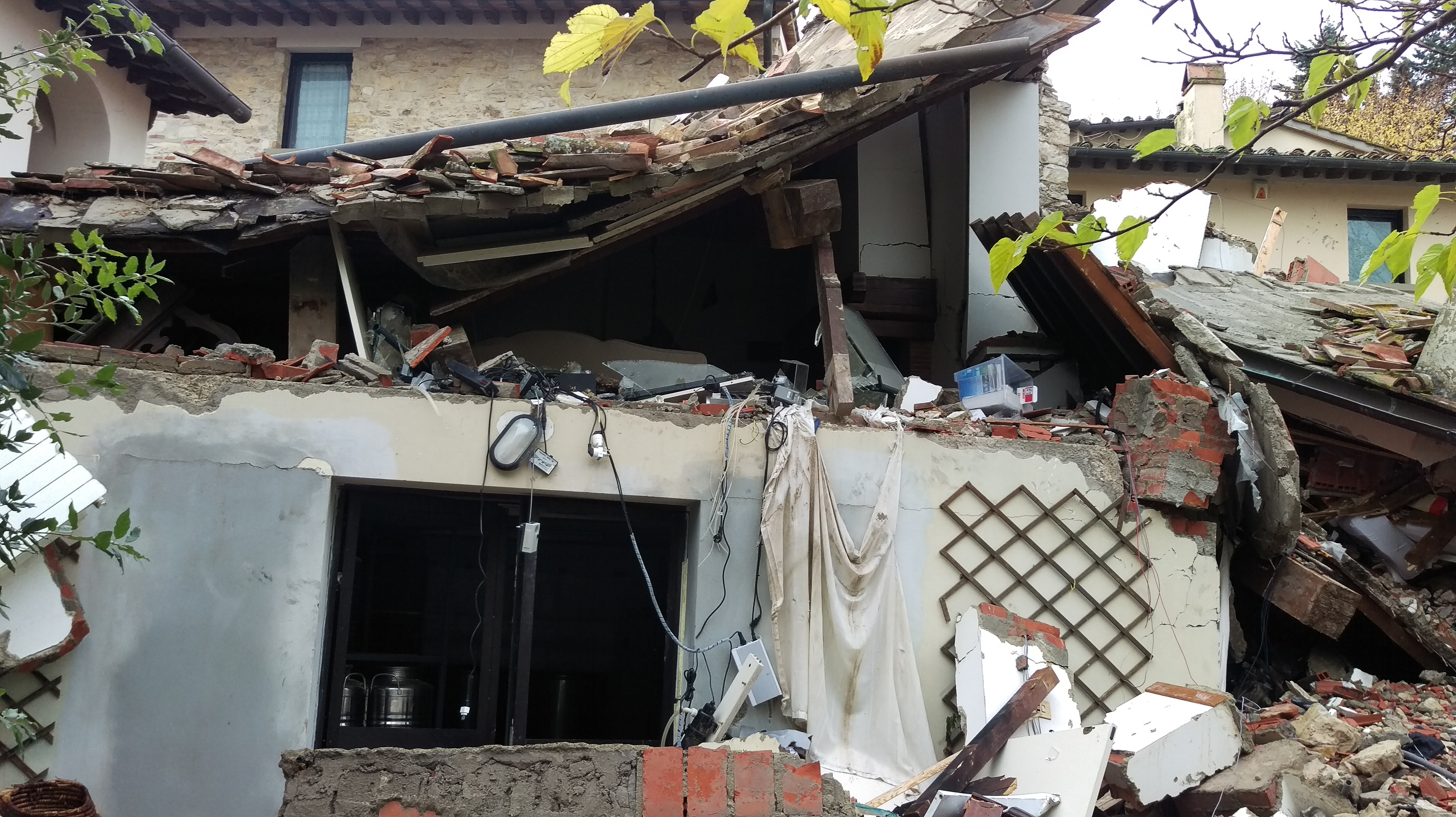 CASA DISTRUTTA DA ESPLOSIONE - crowdfunding